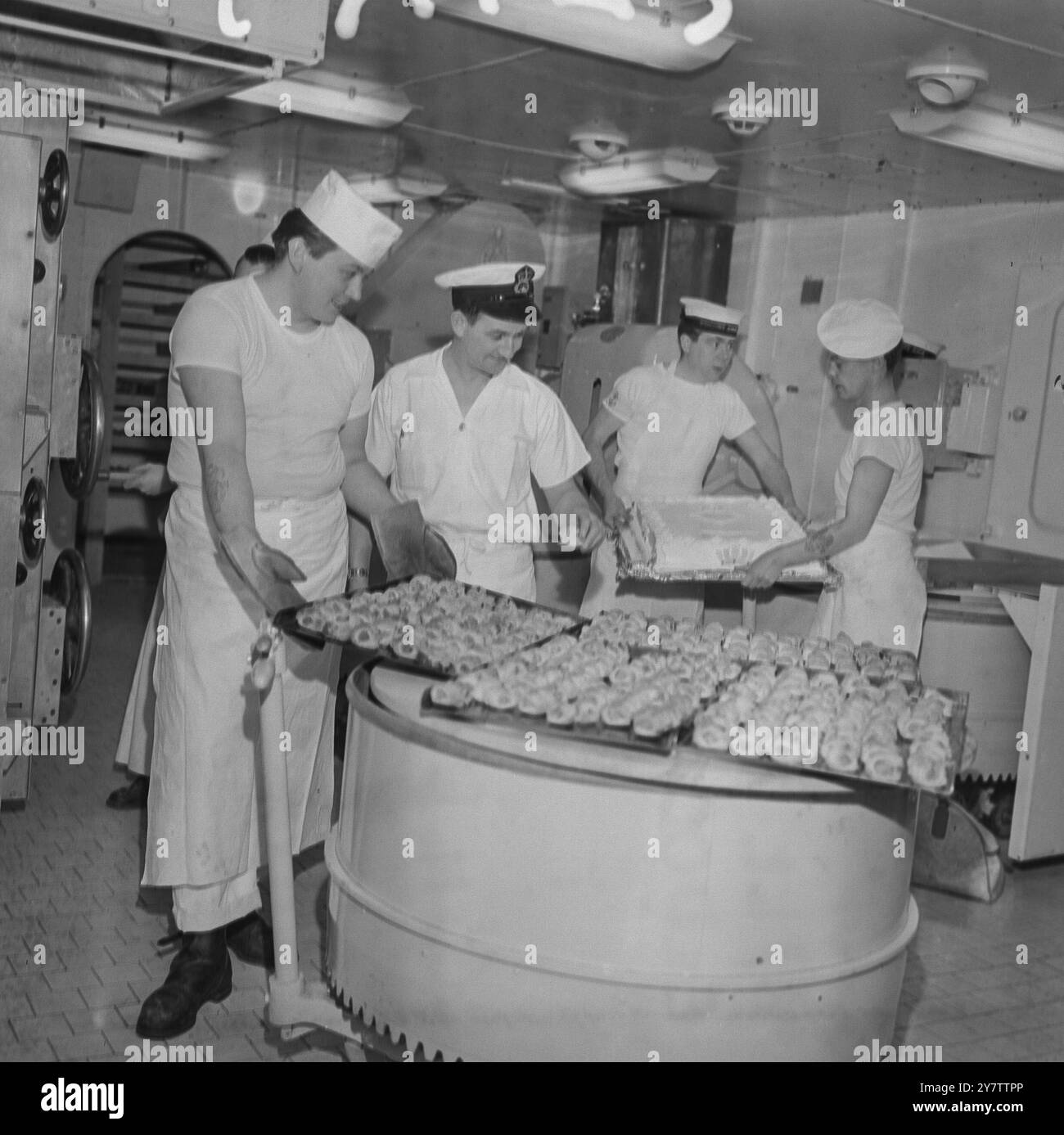 491123 PORTSMOUTH: TODAY'S PICTURE: OF ROYAL NAVY BAKERS AT WORK IN THE ...