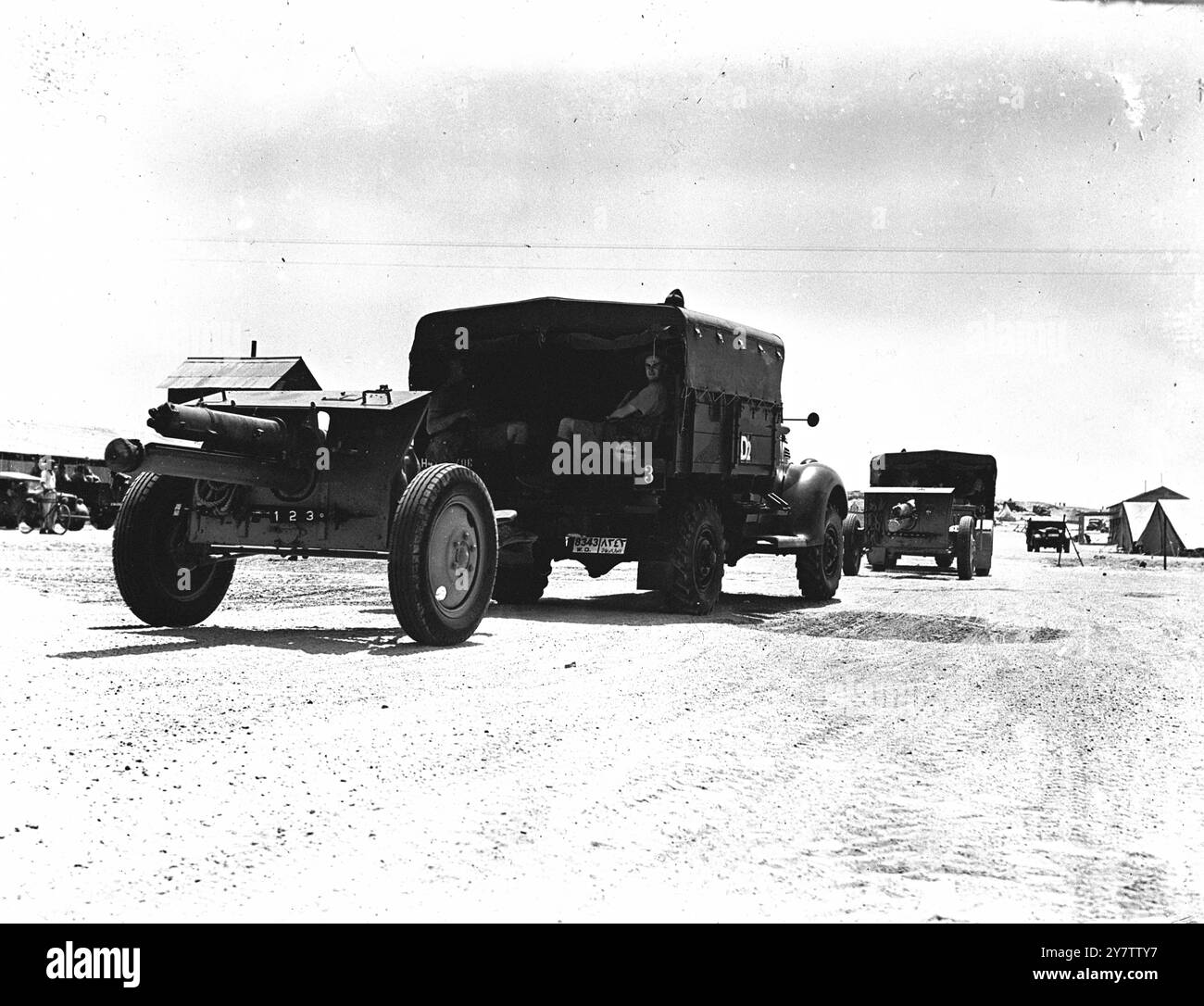 NEW ZEALAND ARTILLERY HAVE BATTLE PRACTICE IN THE DESERT A field ...