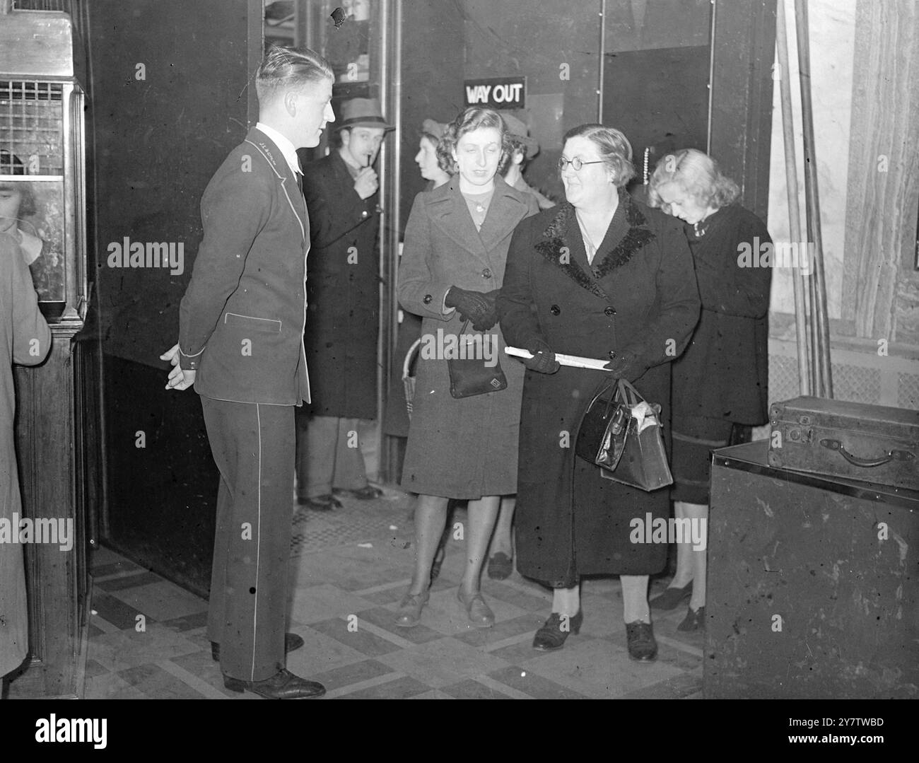 Ww2 bombed houses and children hi-res stock photography and images - Alamy