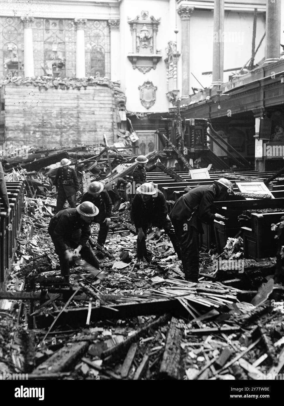 FAMOUS LONDON CHURCH DESTROYED BY GERMAN BOMBERS St James Church ...