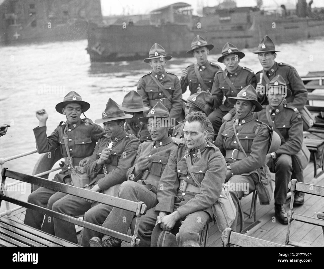 NEW ZEALAND SOLDIERS TAKE A TRIP ON THE THAMES Photo Shows: New Zealand ...
