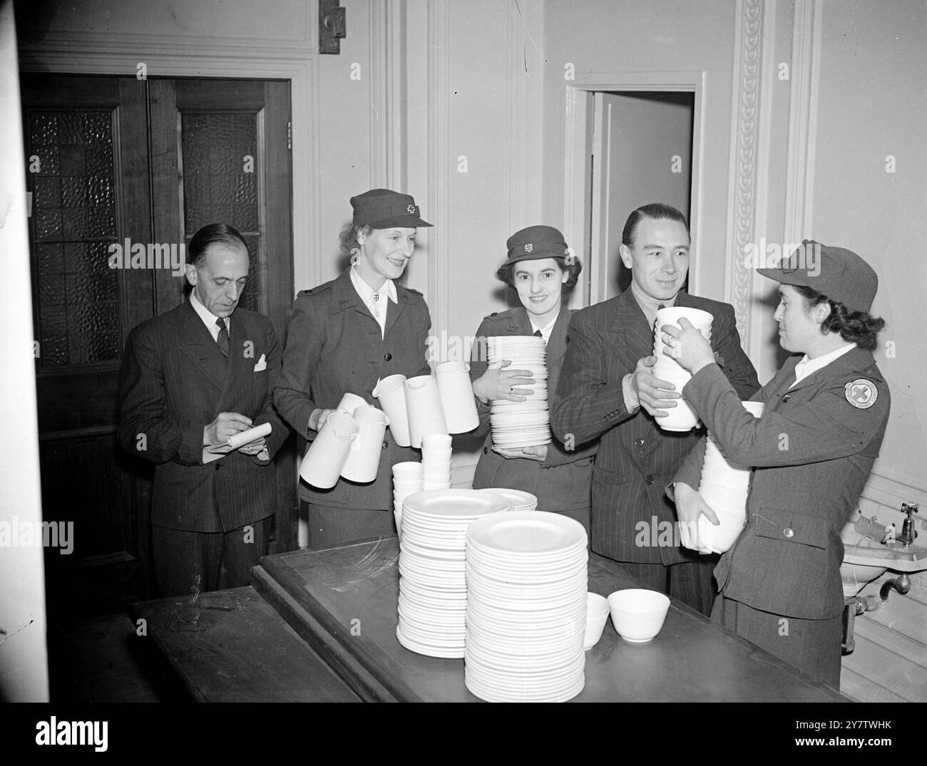 RAINBOW CLUB FOR AMERICAN TROOPS IN LONDON The Rainbow Club for members ...