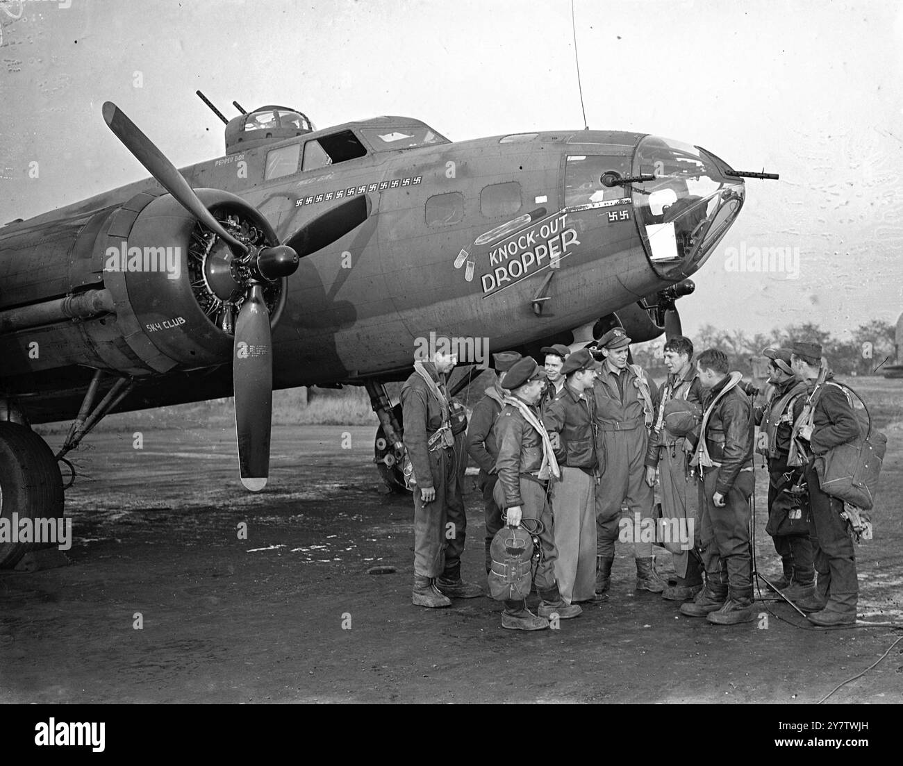 " KNOCK OUT DROPPER " HOLDS THE LEAD IN FLYING FORTRESS BOMBING ...