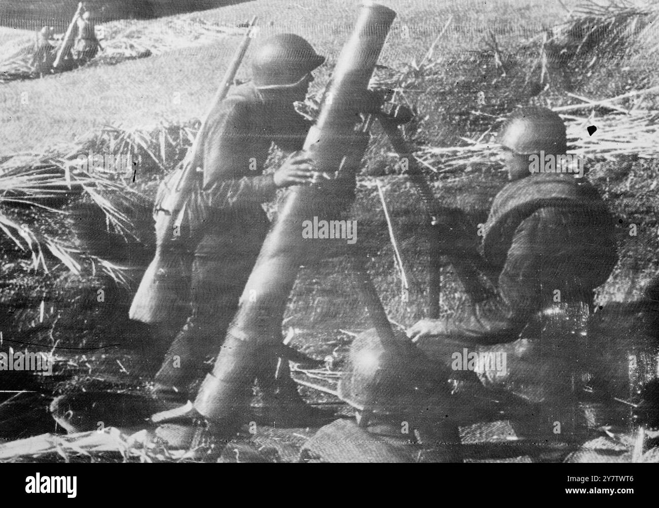 Soldiers firing mortars hi-res stock photography and images - Alamy