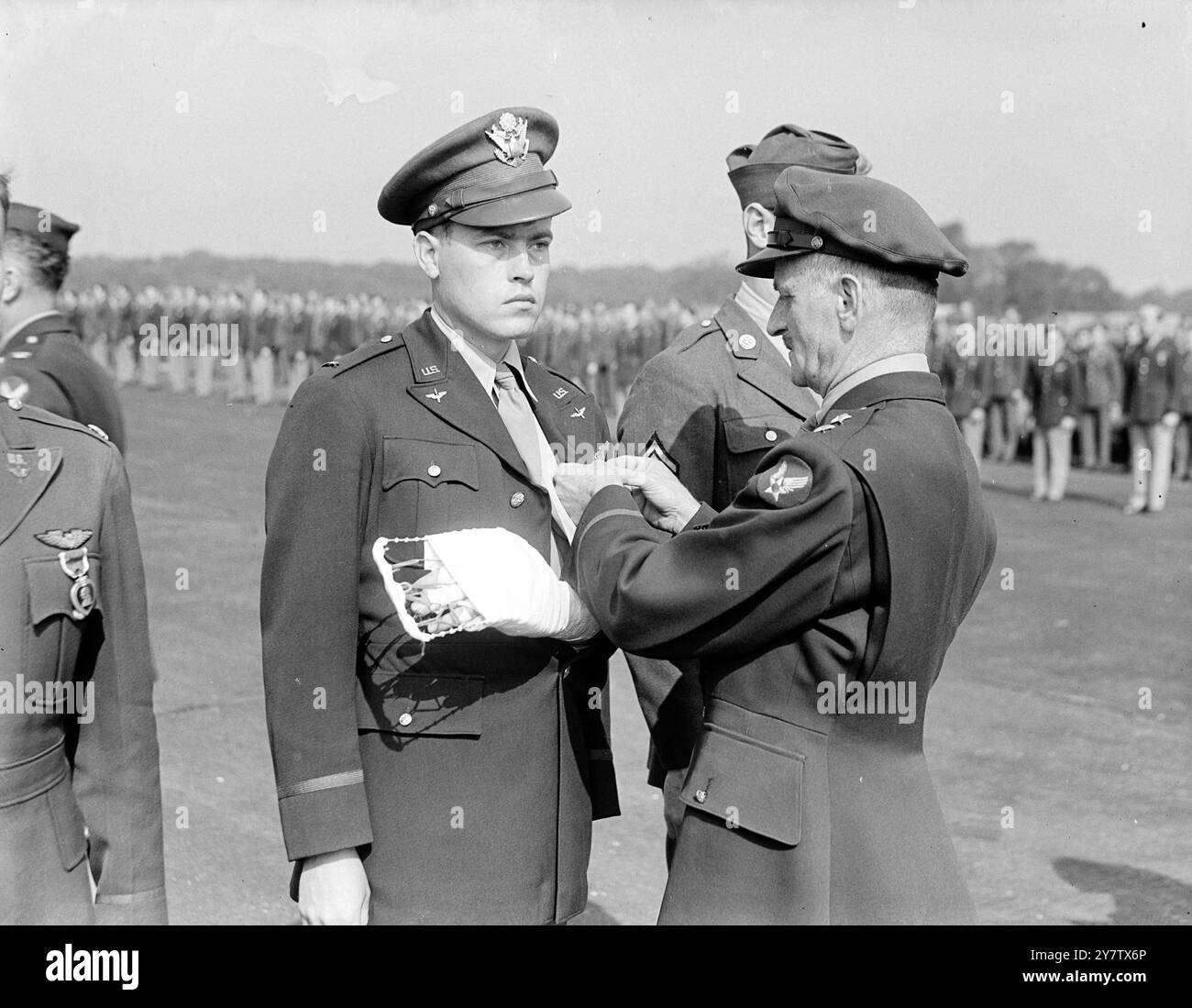 US ARMY AIR FORCE HEROES DECORATED IN ENGLAND Photo Shows: Major ...