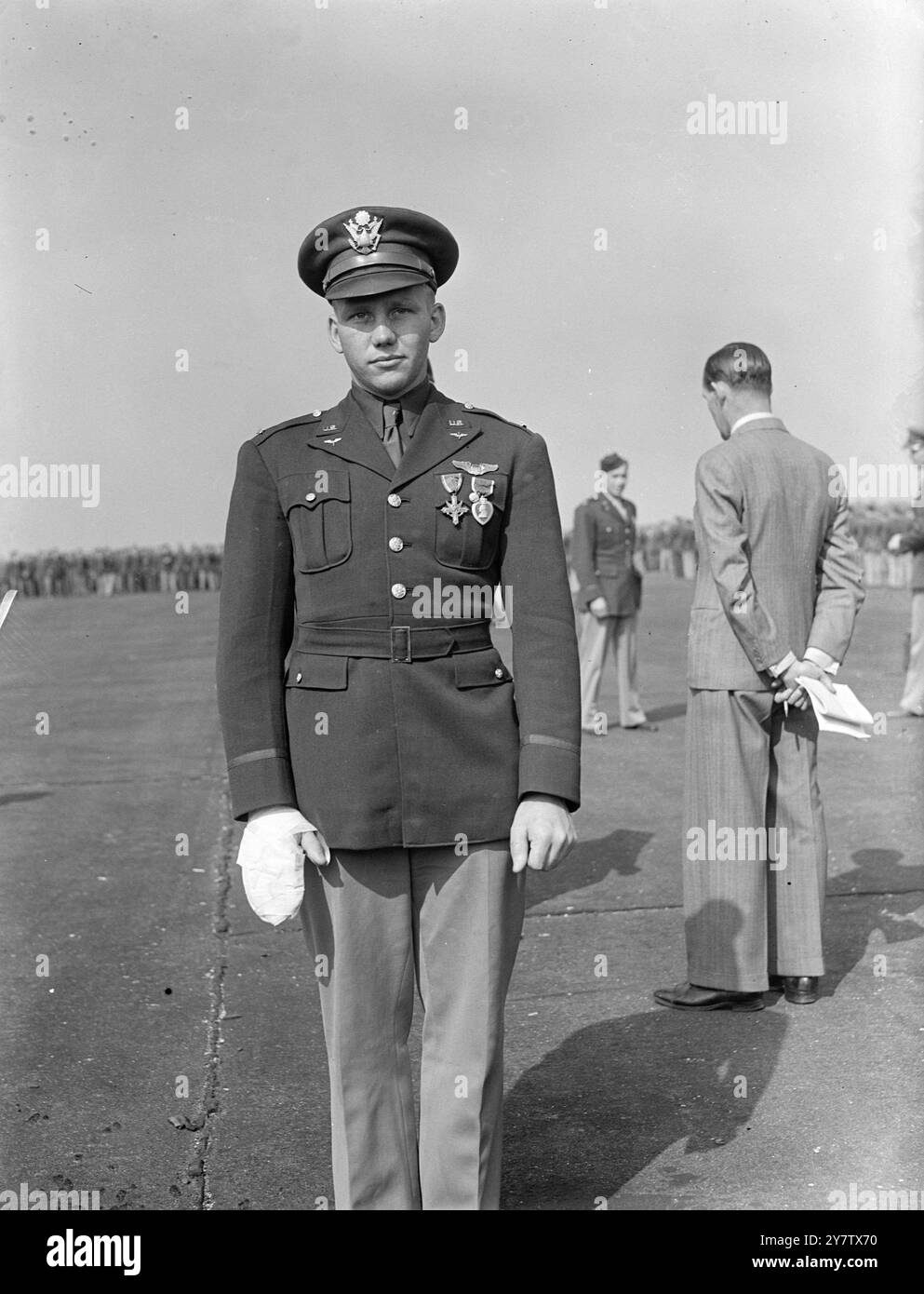 US ARMY AIR FORCE HEROES DECORATED IN ENGLAND. Major General Carl ...