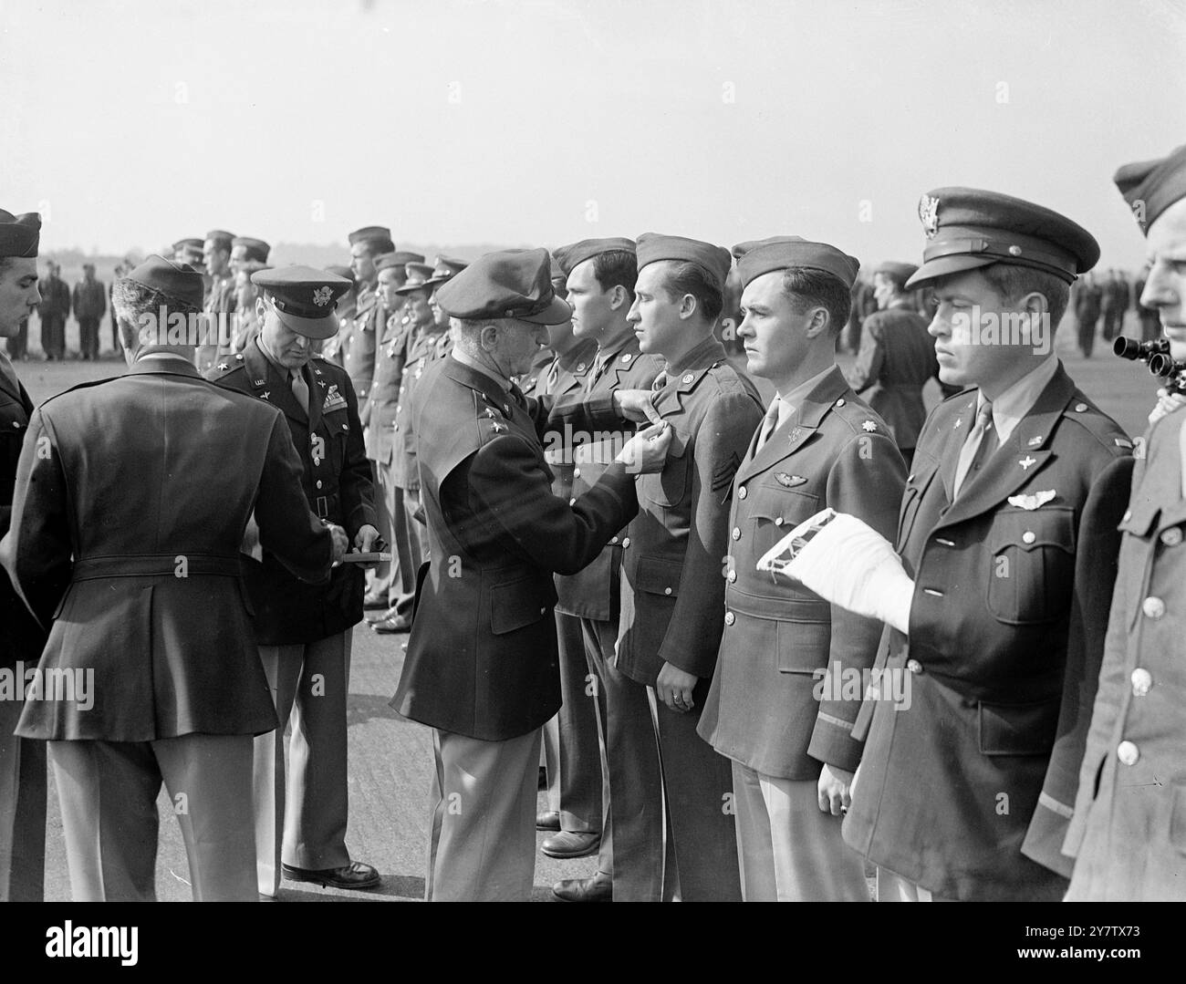 US ARMY AIR FORCE HEROES DECORATED IN ENGLAND. Major General Carl ...