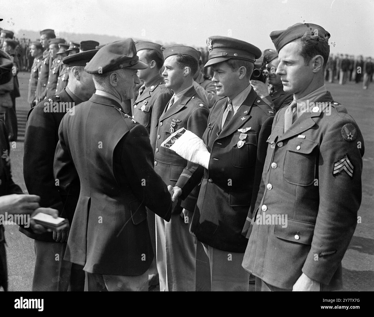 US ARMY AIR FORCE HEROES DECORATED IN ENGLAND. Major General Carl ...