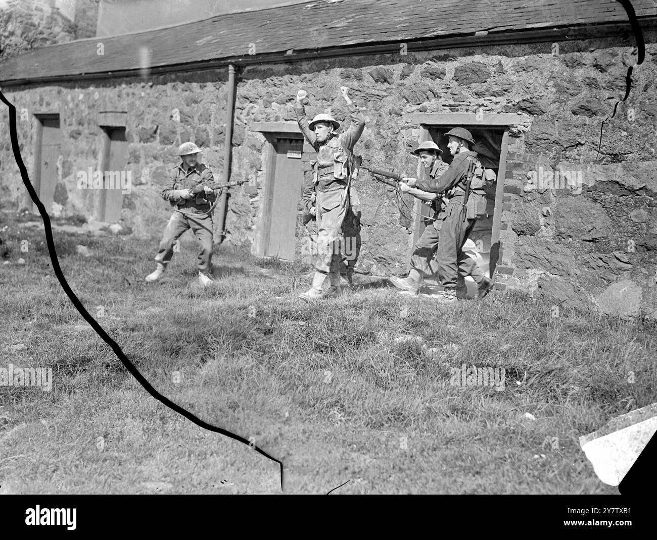 Ww2 soldiers under fire hi-res stock photography and images - Alamy