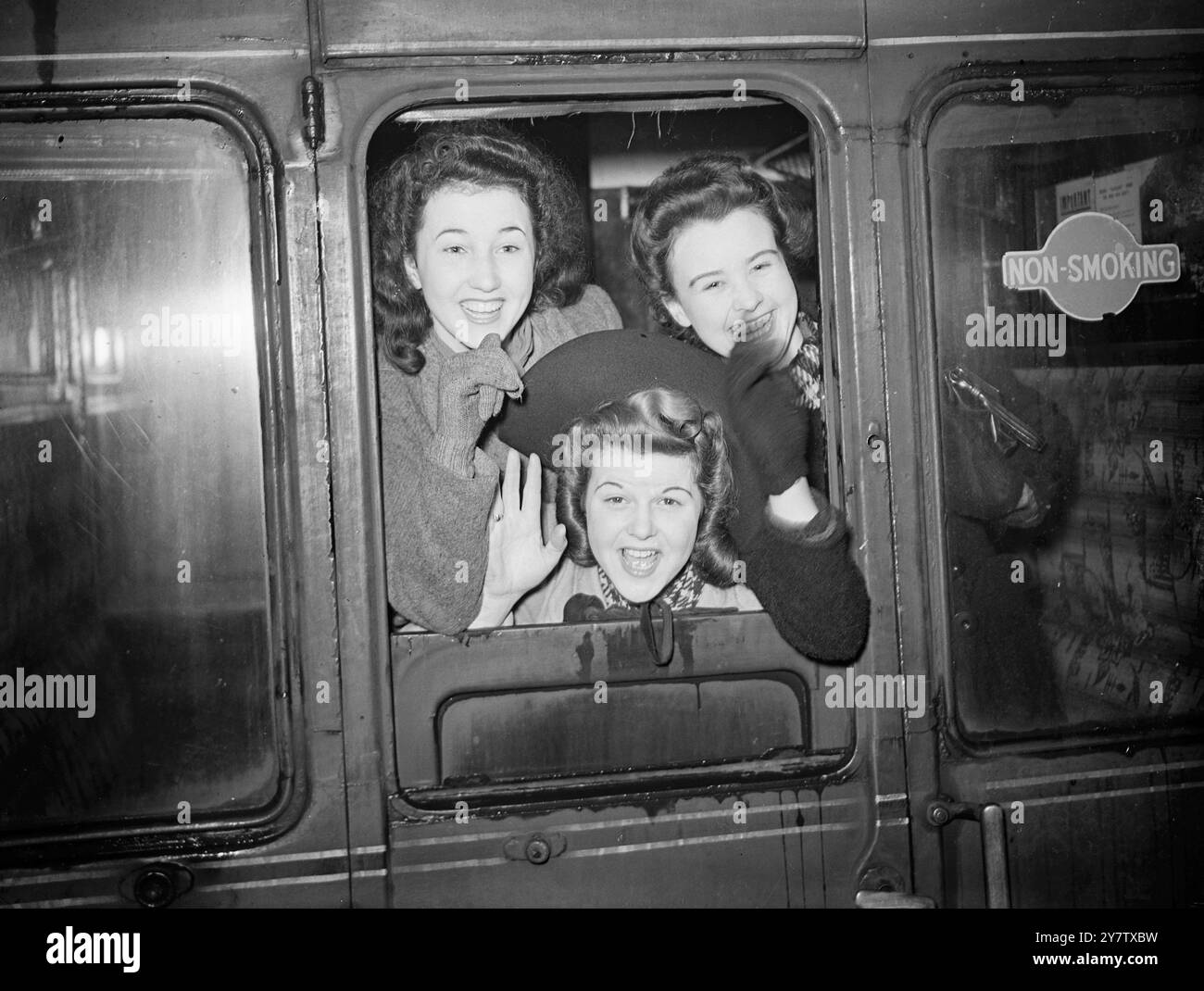 LONDON SALES GIRLS LEAVE TO WORK IN MUNITION FACTORIES Another party of ...