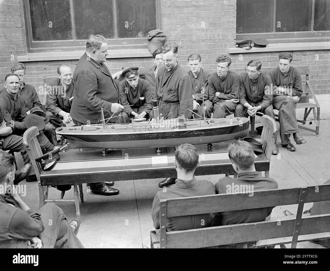 Royal navy ship pier Black and White Stock Photos & Images - Alamy
