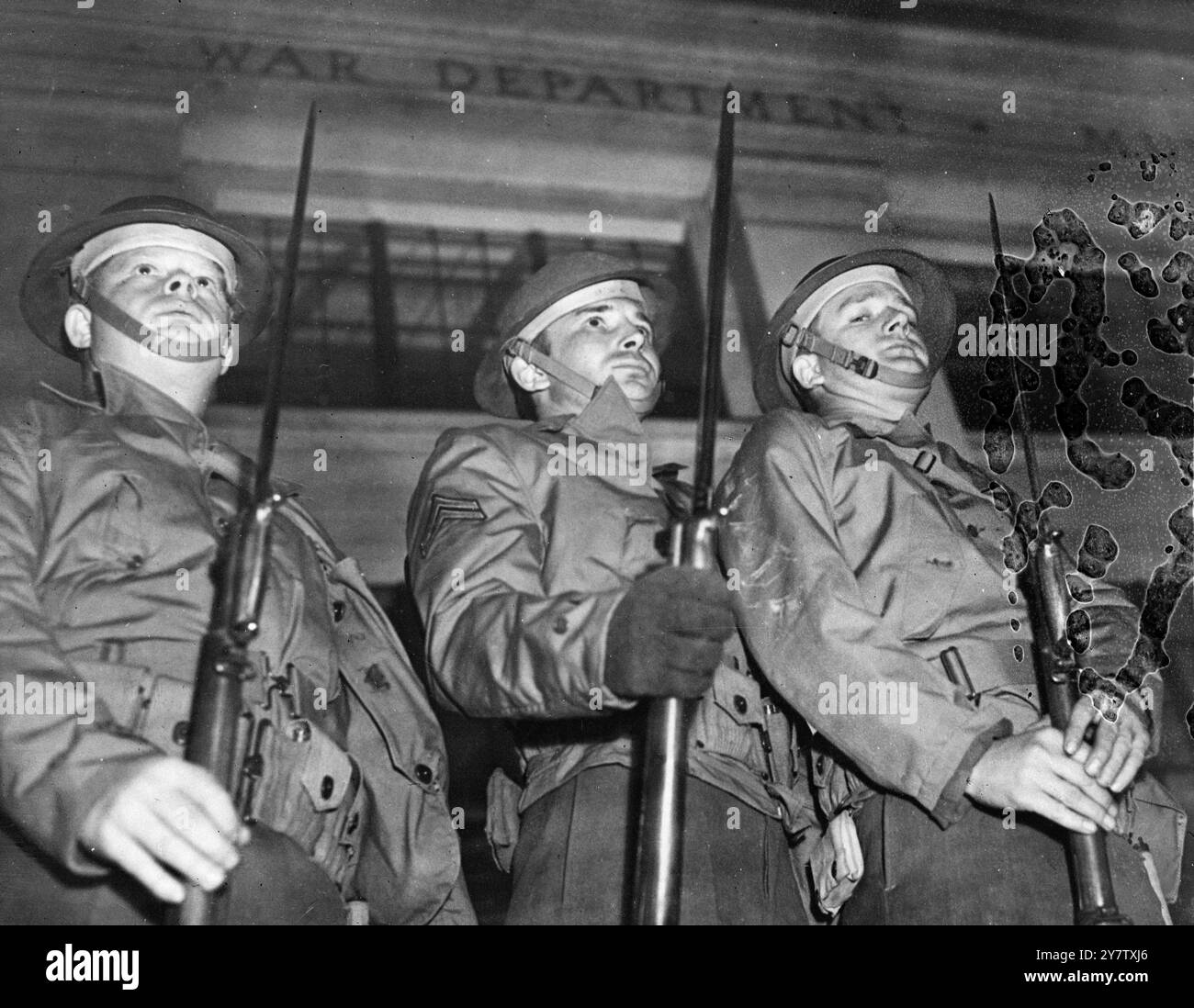 SOLDIERS GUARD US WAR DEPARTMENT Photo Shows: Soldiers with fixed ...