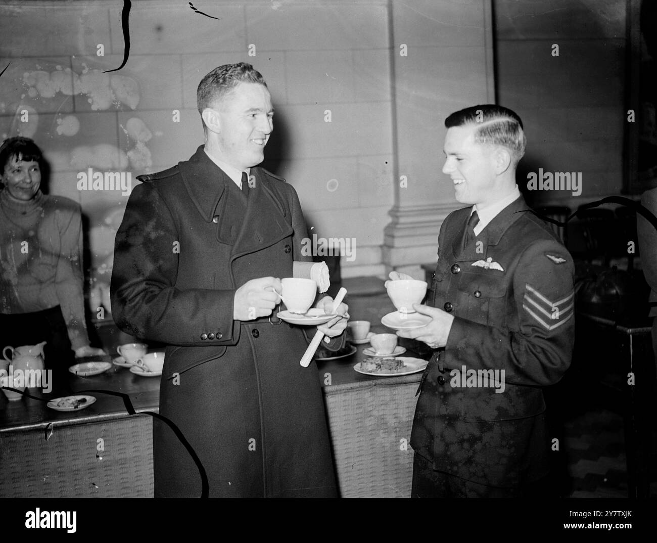 PILOT PALS FROM SYDNEY AUSTRALIA MEET IN LONDON Photo shows: Pilot ...