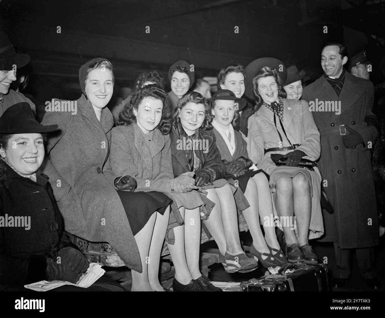 LONDON SALES GIRLS LEAVE TO WORK IN MUNITION FACTORIES Another party of ...
