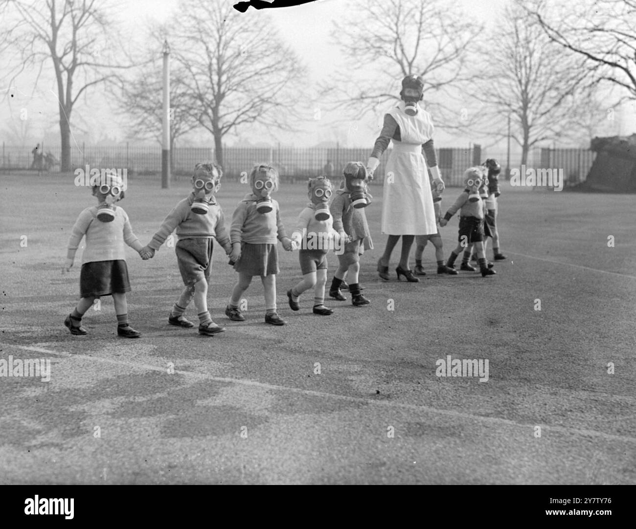 Children wearing ww2 gas masks hi-res stock photography and images - Alamy