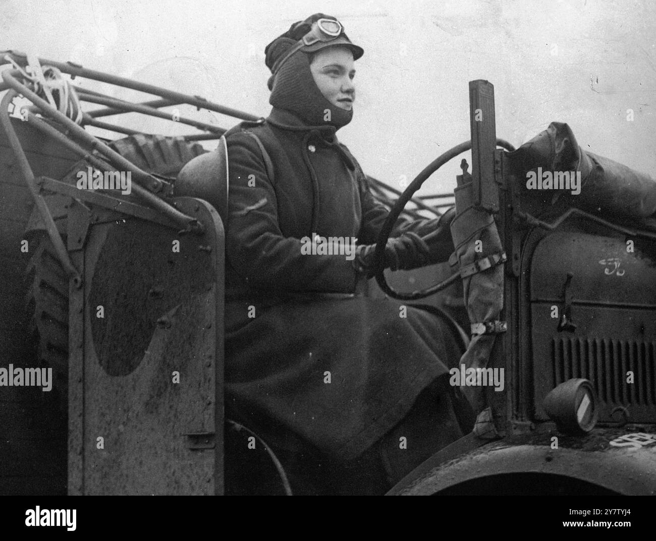 ATS GIRLS TRAINED AS ARMY LORRY DRIVERS AT CAMP IN NORTHERN COMMAND ATS ...