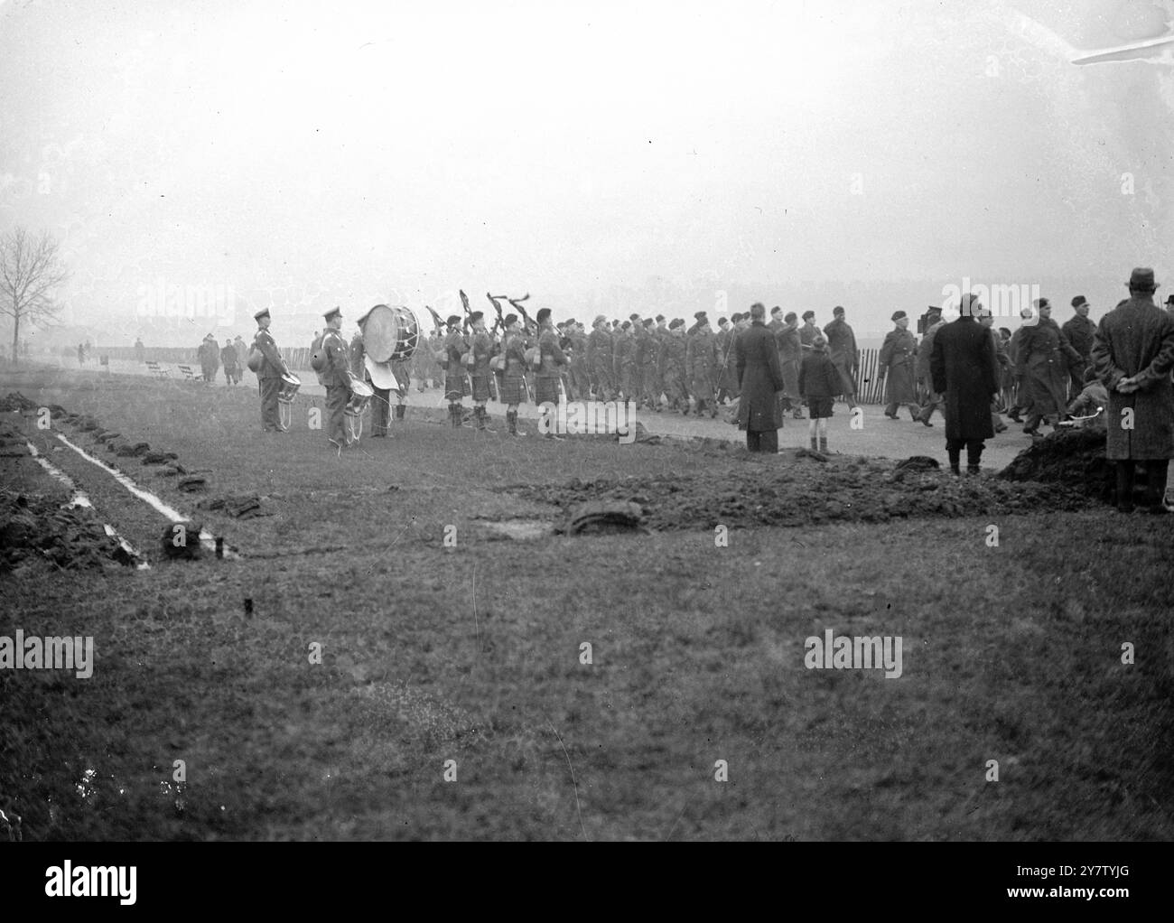 SCOTS GUARD PIPERS PLAY FOR HOME GUARD AT RECRUITING PARADE the Scots ...