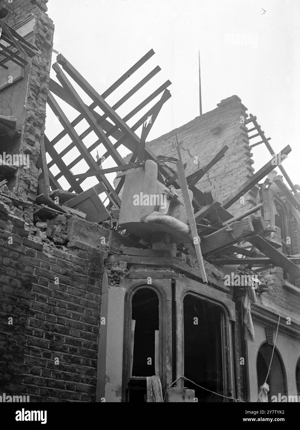 Bombed damaged houses in ww2 hi-res stock photography and images - Alamy