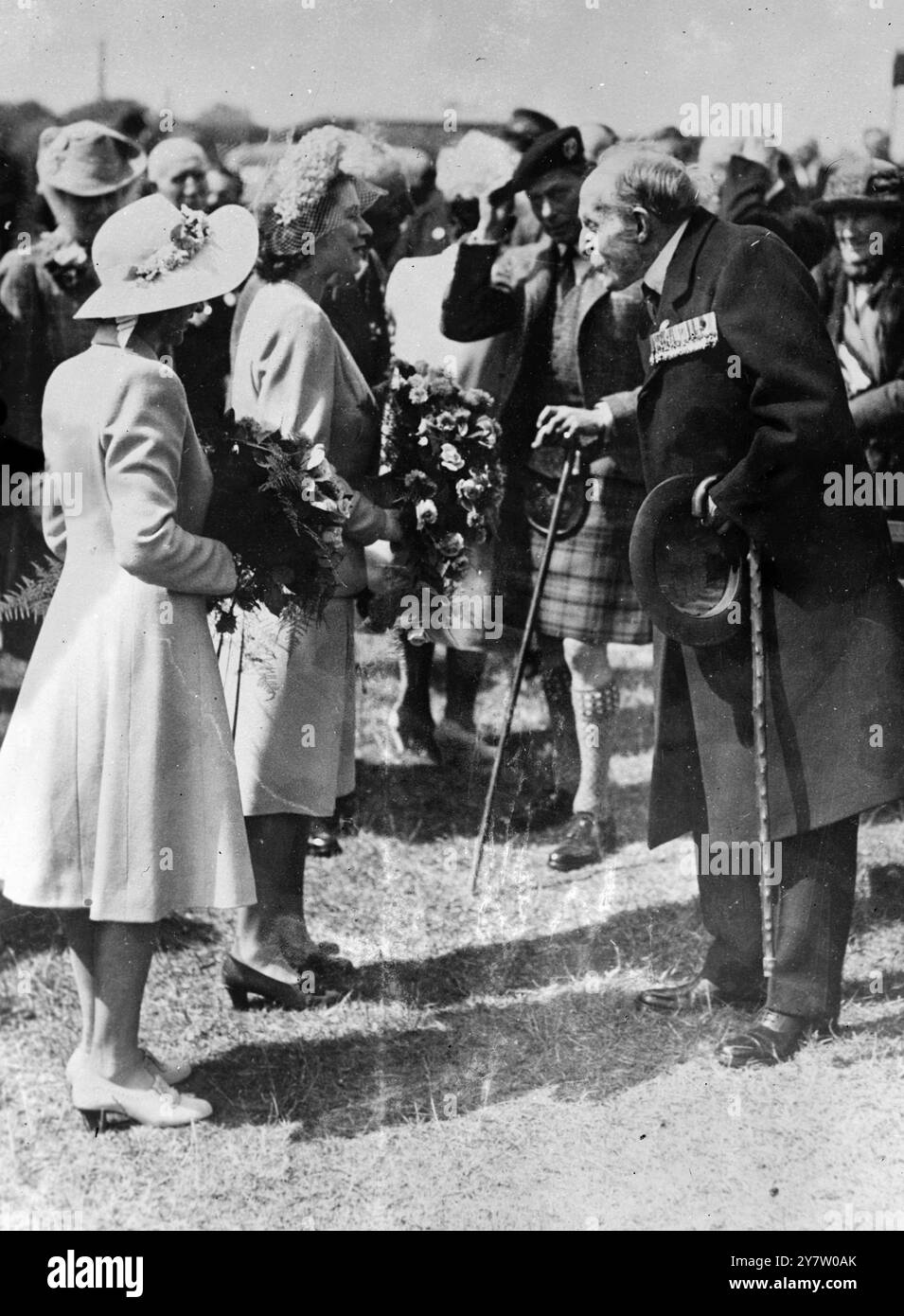 PRINCESSES MEET A VETERAN OF 93 The King who was accompanied by the ...