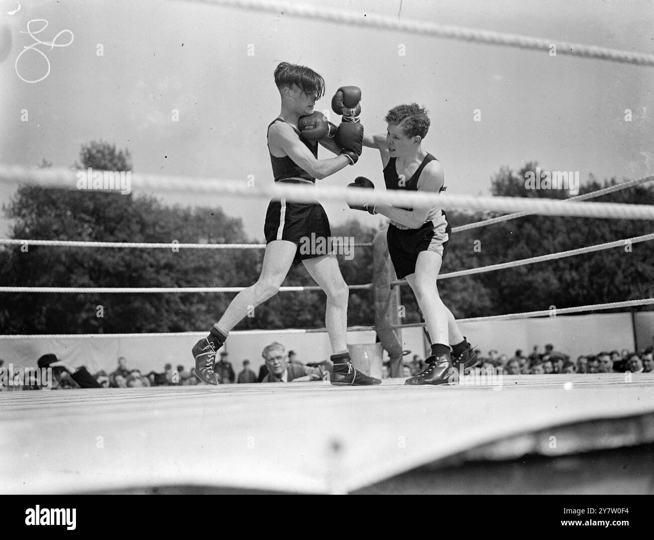 OPEN AIR BOXING IN LONDON PARK The Oxford House Boxing Club held their ...