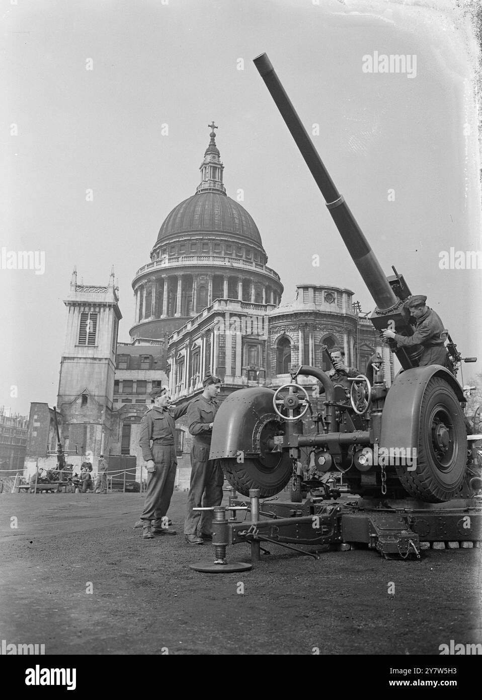 AA SITE BEHIND ST PAUL'S CATHEDRAL FOR LONDON 'S "SALUTE THE SOLDIER ...