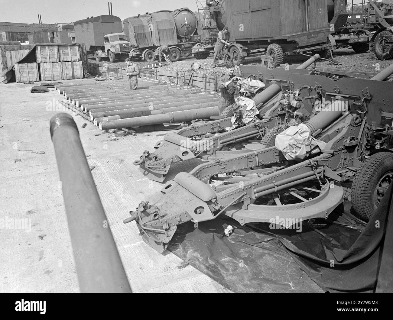 Five inch gun Black and White Stock Photos & Images - Alamy