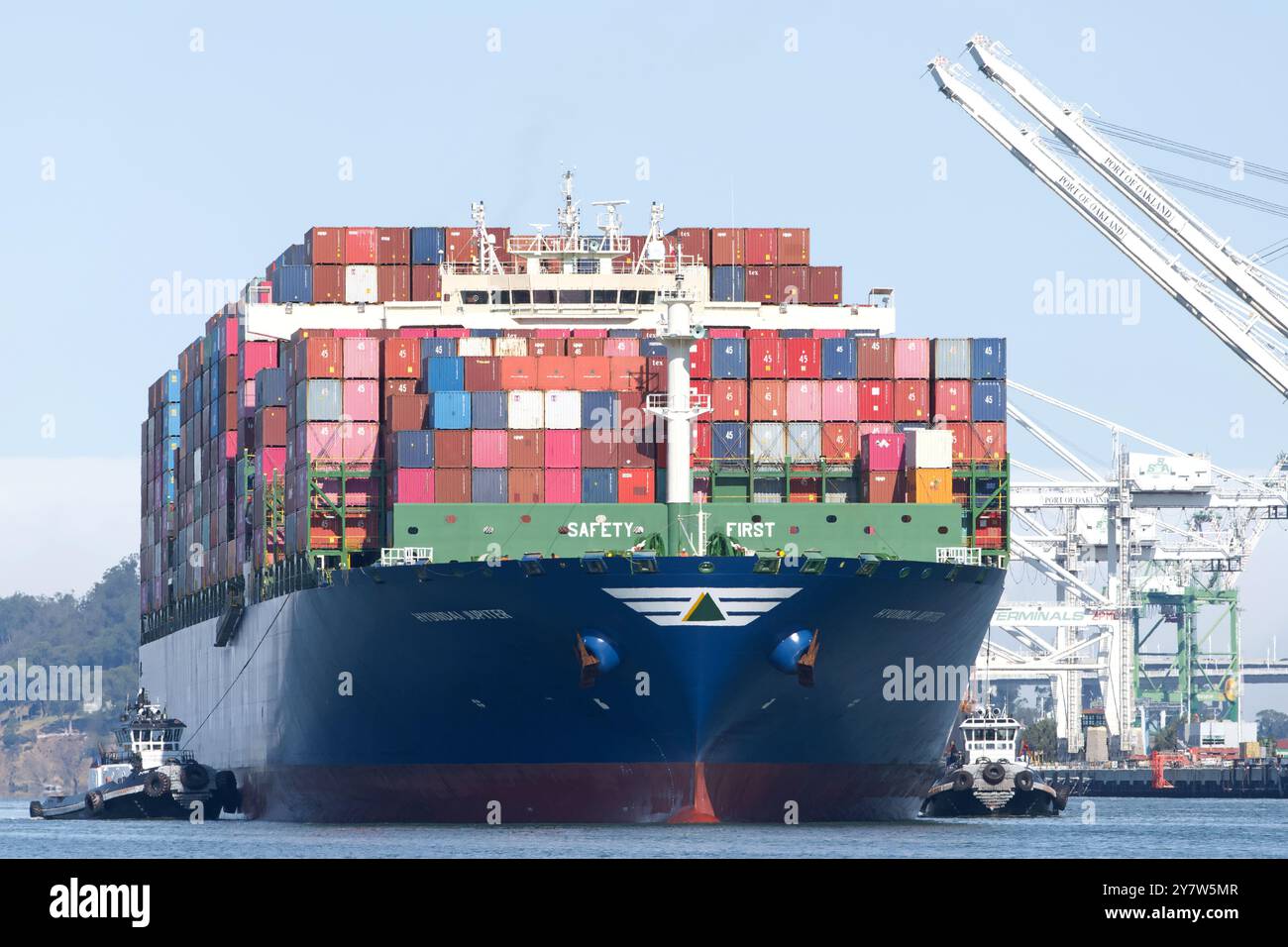 Oakland, CA - Aug 3, 2024: Cargo ship HYUNDAI JUPITER entering the Port ...