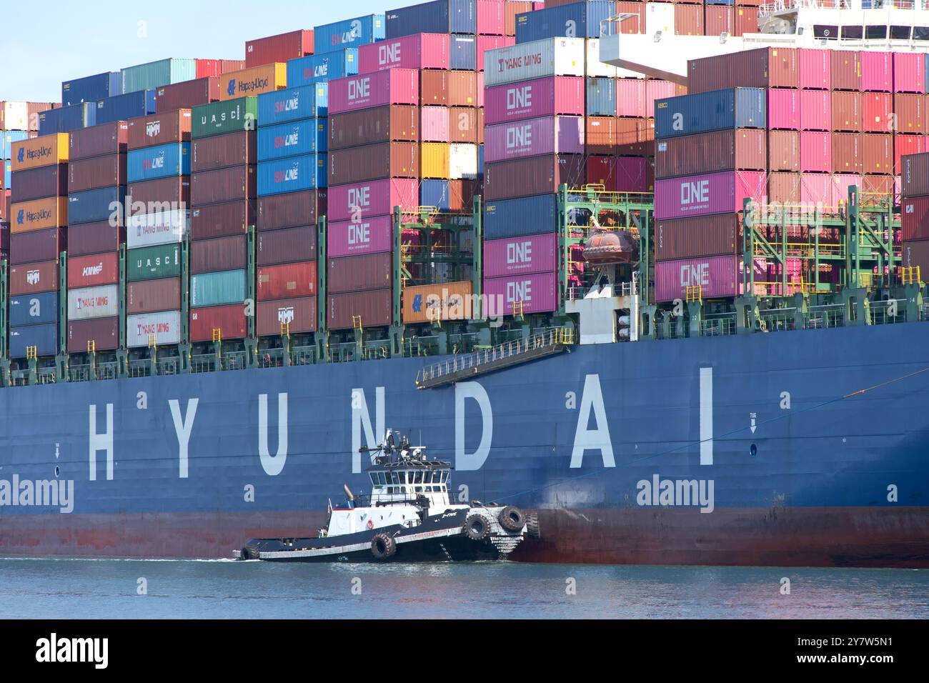Oakland, CA - Aug 3, 2024: Cargo ship HYUNDAI JUPITER entering the Port ...