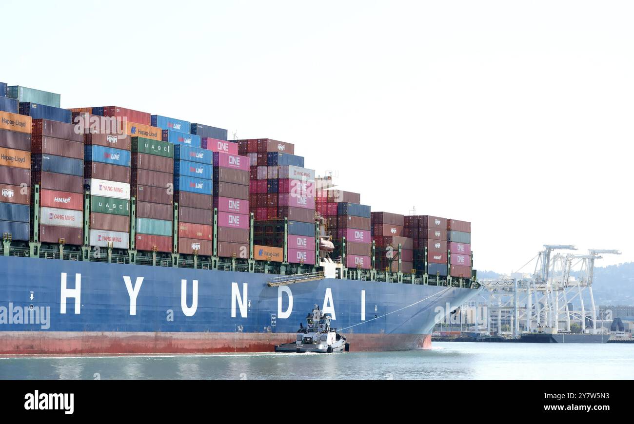 Oakland, CA - Aug 3, 2024: Cargo ship HYUNDAI JUPITER entering the Port ...
