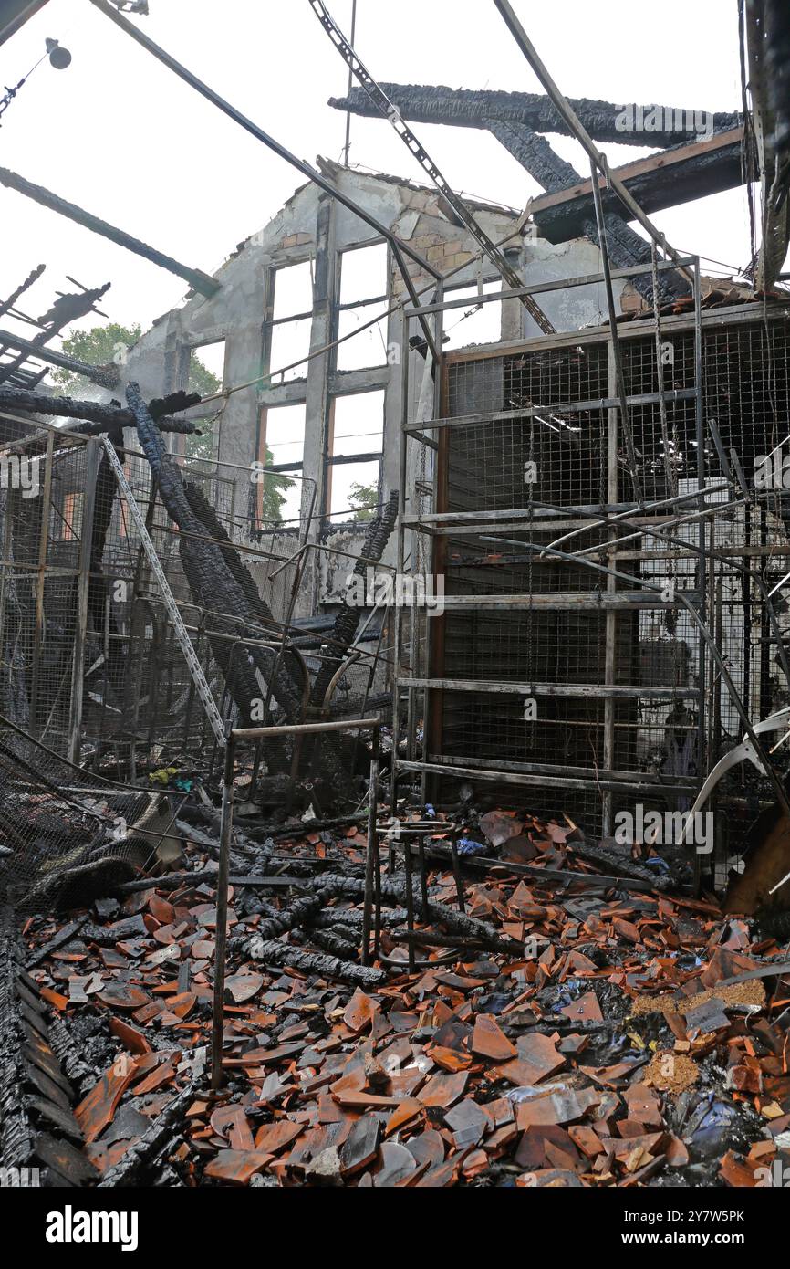 Collapsed building belgrade hi-res stock photography and images - Alamy