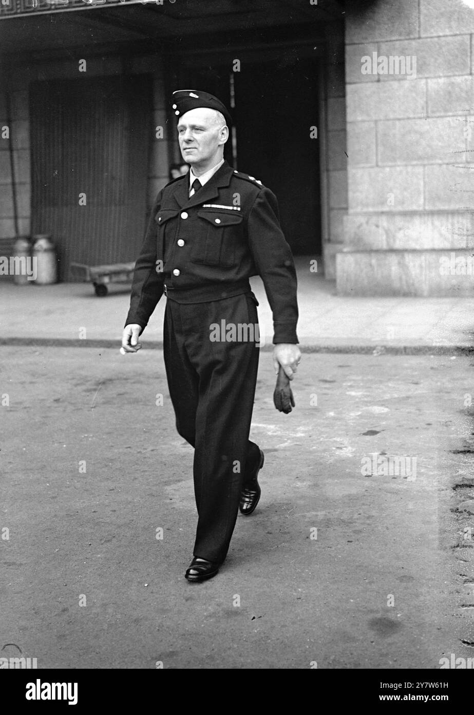 PUBLIC SAFETY OFFICERS TO POLICE GERMANY A new uniform - dark blue with ...