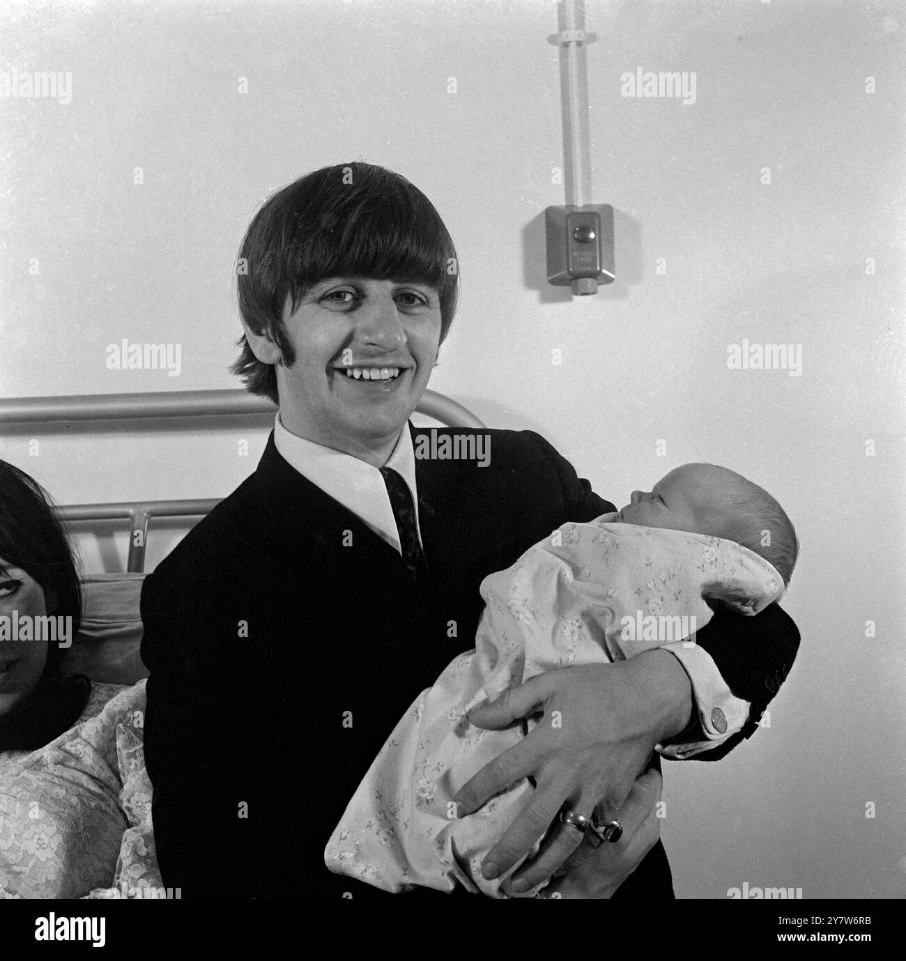 Beatles drummer ringo starr with his 19 year old wife maureen hi-res ...