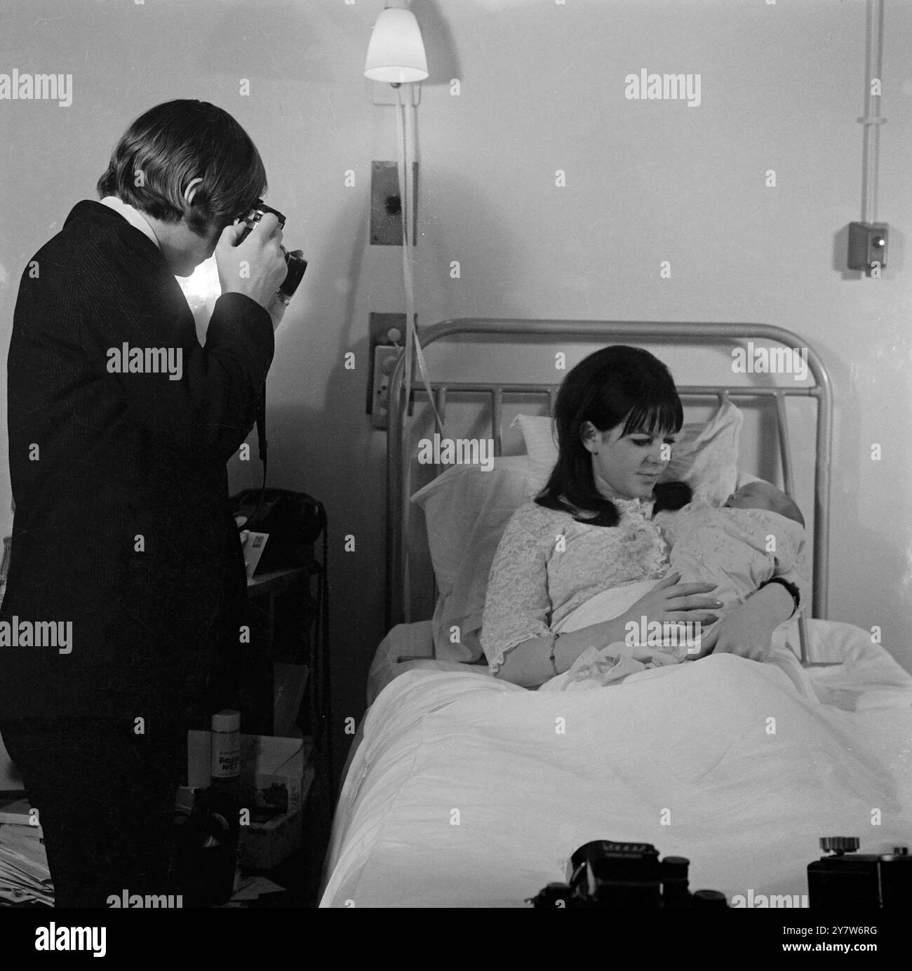 RINGO'S BABY SON London: Beatle Ringo Starr takes pictures of his wife ...