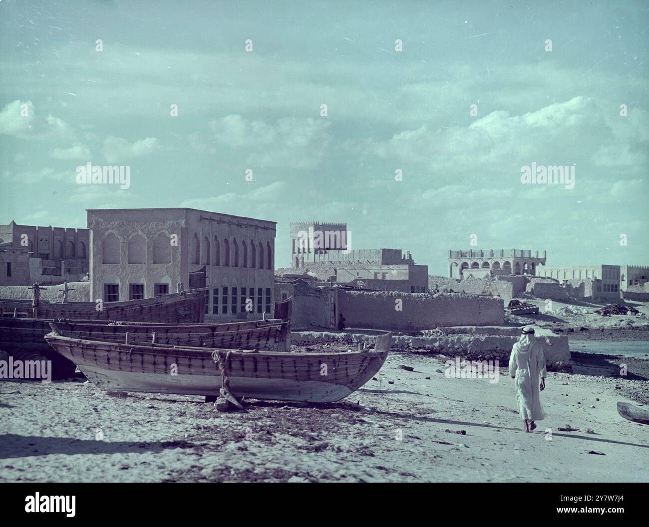 Qatar - 1954 A beach scene at Doha waterfront Stock Photo - Alamy