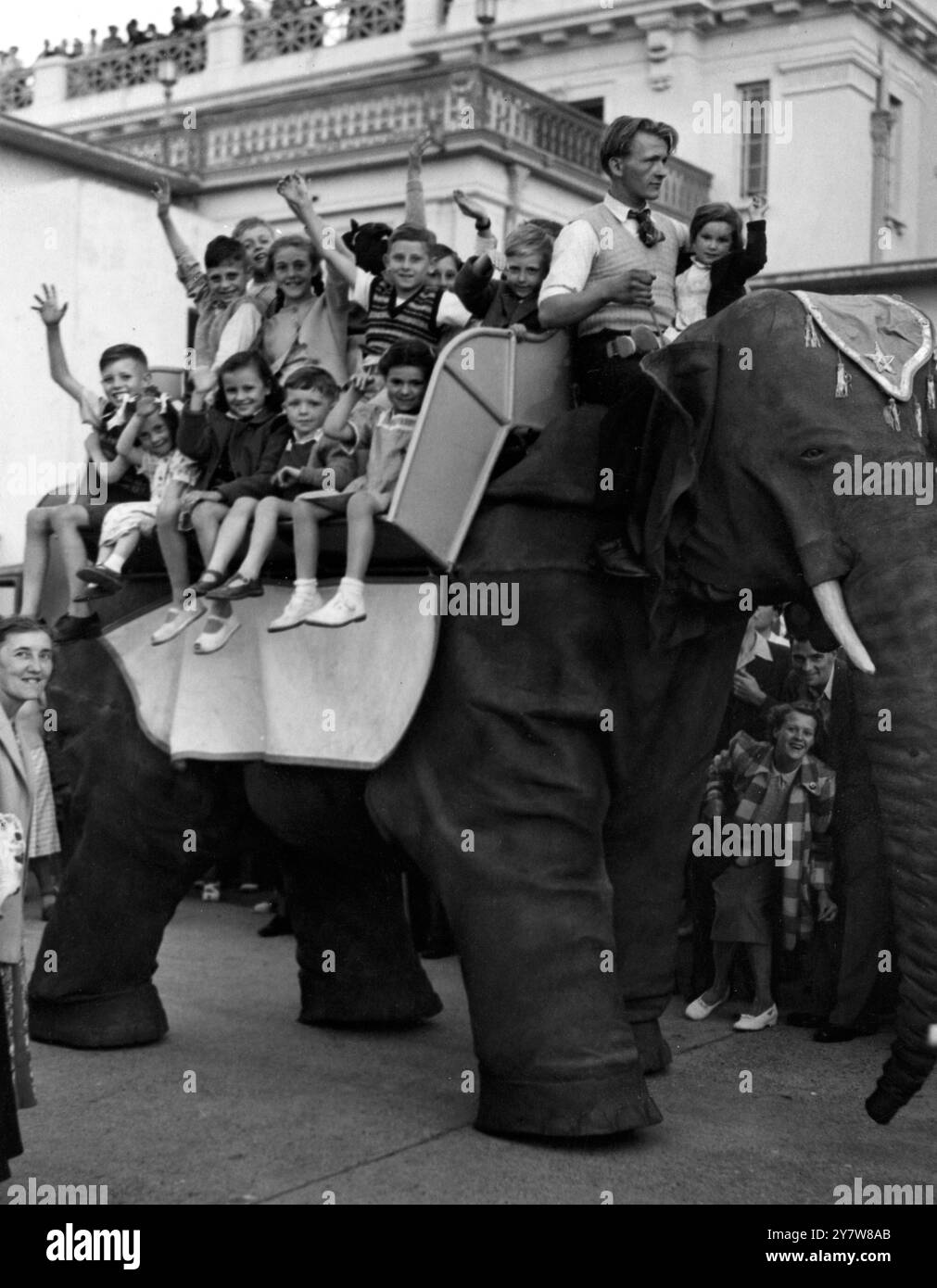 PETROL DRIVEN PACHYDERM MEETS THE MARGATE CROWDS 1200 lb elephant which ...