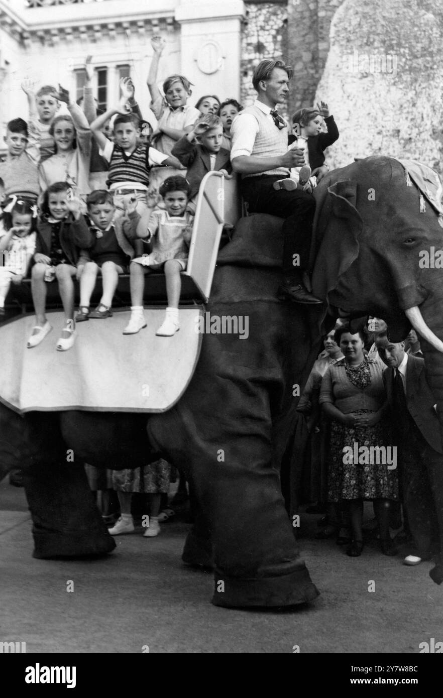 PETROL DRIVEN PACHYDERM MEETS THE MARGATE CROWDS 1200 lb elephant which ...