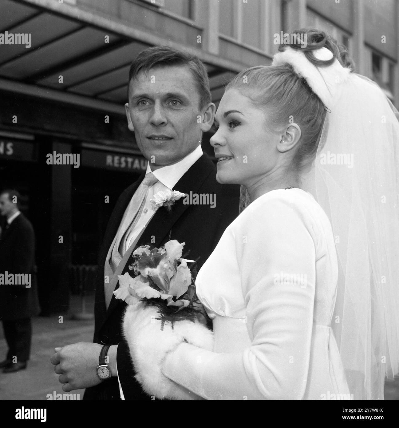 London : Toasting each other at London airport before flying to New ...