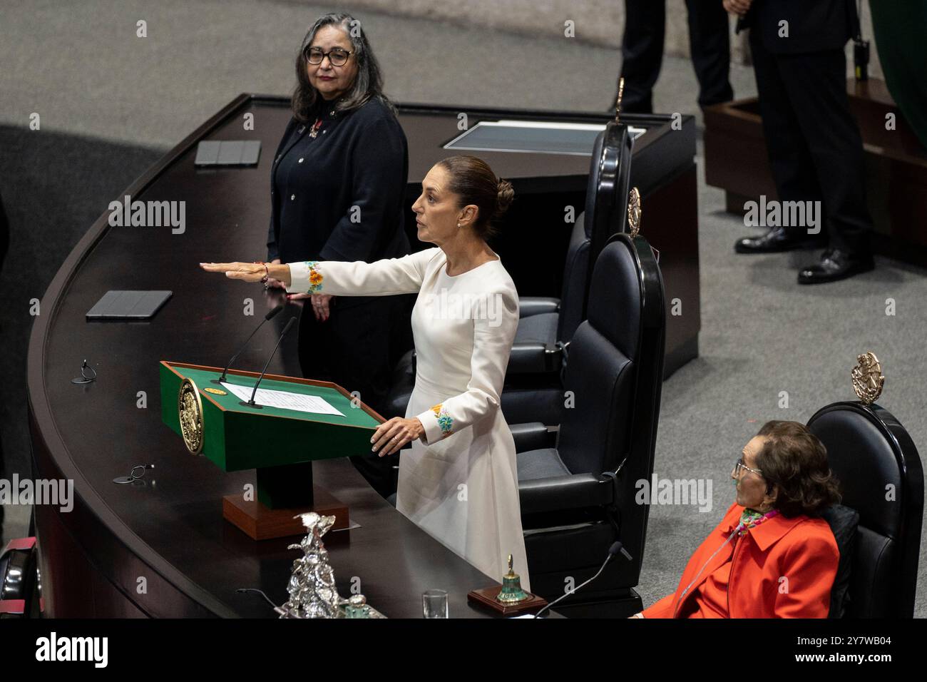 Mexiko Stadt, Mexico. 01st Oct, 2024. Claudia Sheinbaum (M) takes her ...