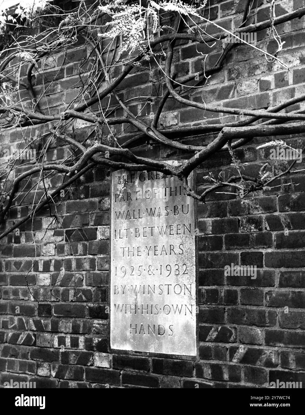 "With his own hands ..." thus runs part of the inscription on this wall ...