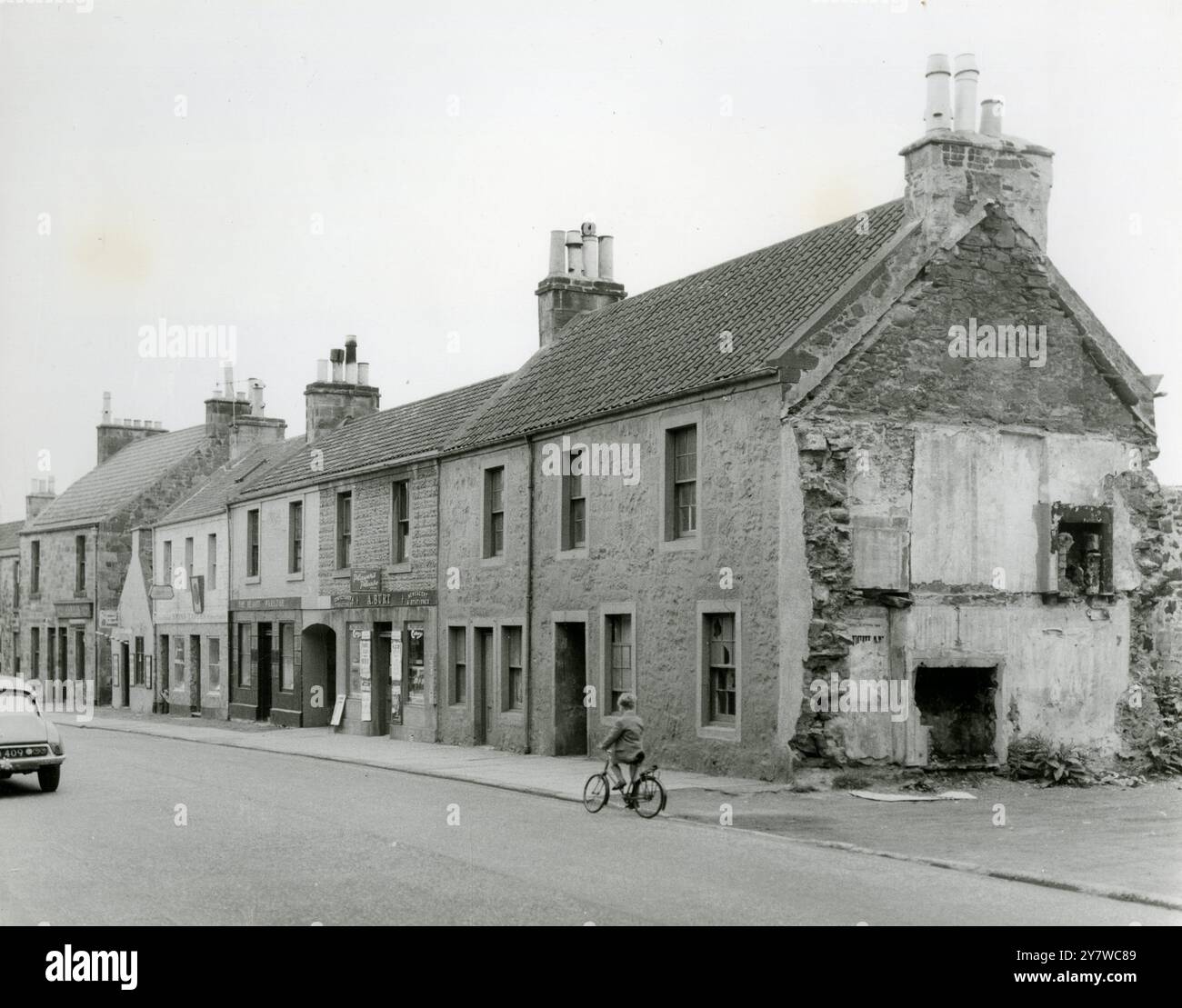 New housing estate in FifeContrasting the old and the new at Leslie ...
