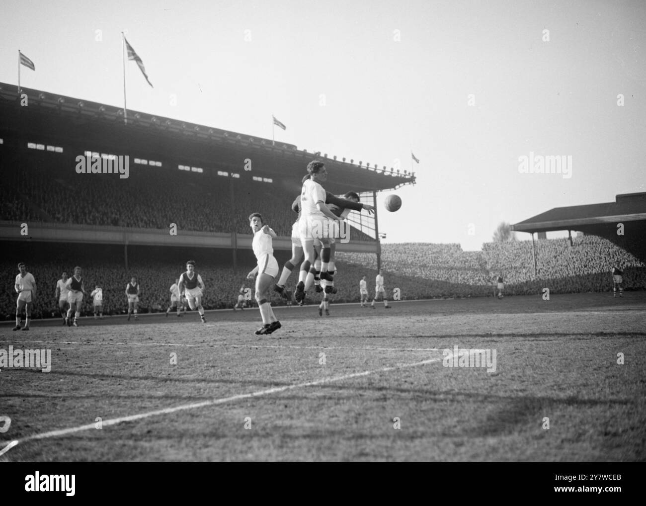 Arsenal highbury 1950s crowd hi-res stock photography and images - Alamy