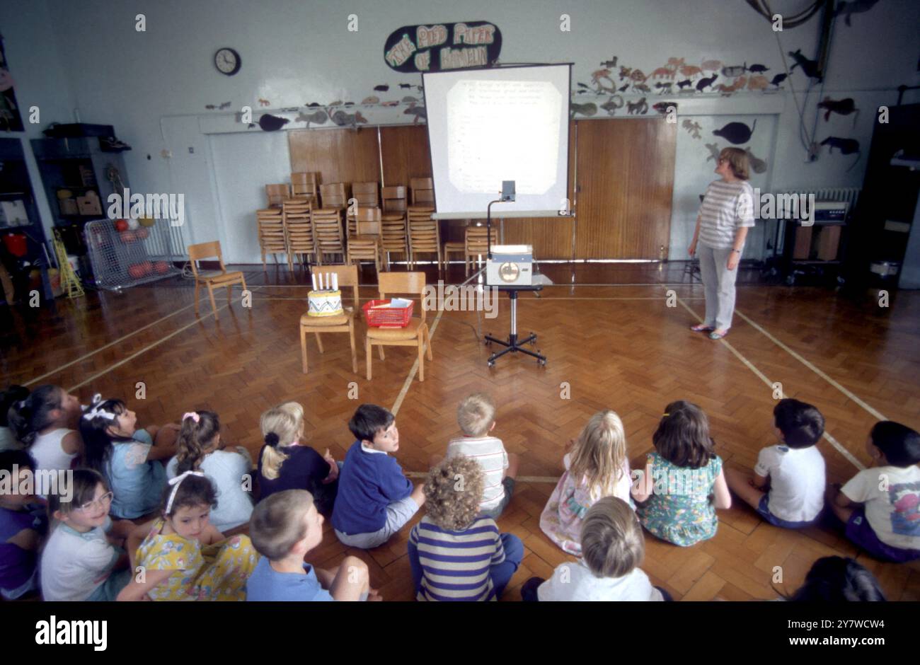 Primary school - Teaching with Front Projector Stock Photo - Alamy