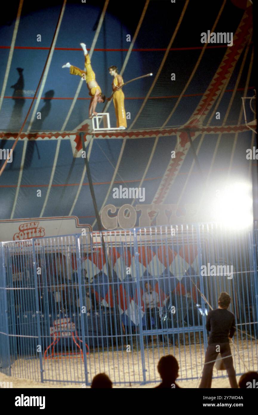 Gerry Cottle's Circus - high wire act o Stock Photo - Alamy