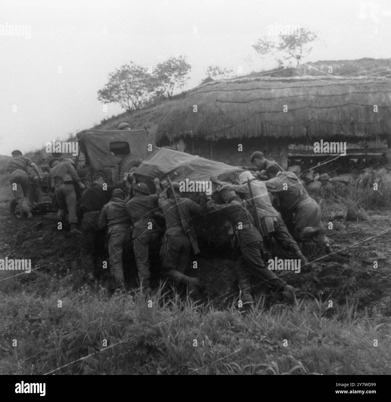 Big Push By Canadians In Korea Canadian troops of the 2RCR resort to ...