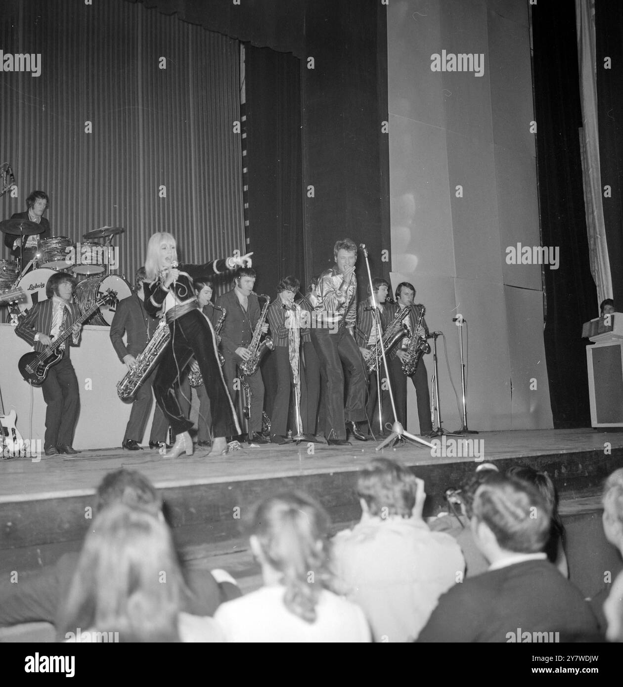 Paris : French pop singer Johnny Hallyday and Sylvie Vartan singing couple during a premier at ...