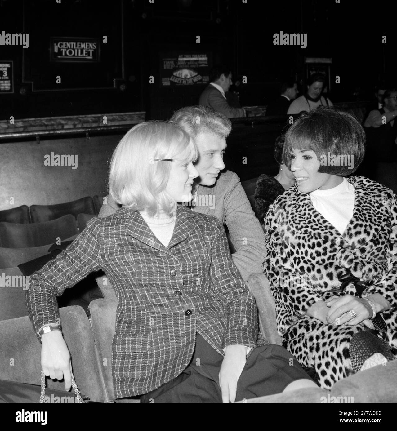 Paris : French pop singer Johnny Hallyday and Sylvie Vartan husband and wife team chatting with ...