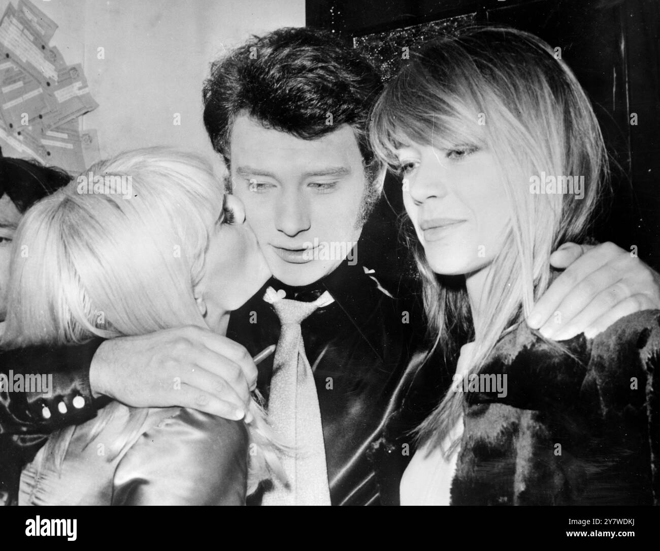 Paris : French pop singer Johnny Hallyday and Sylvie Vartan performing at Premiere at Olympia ...