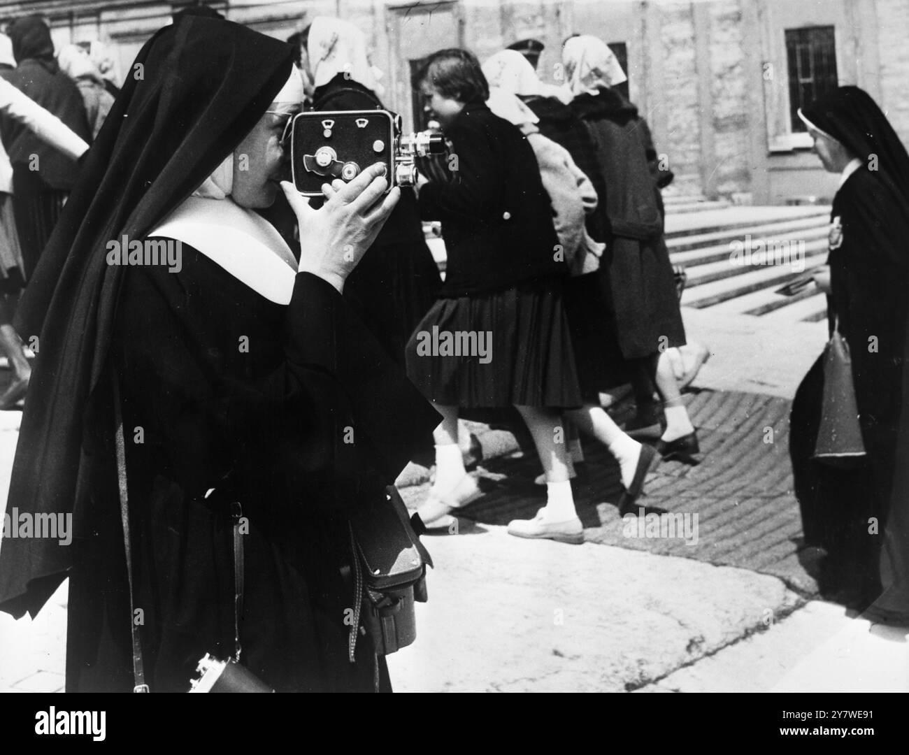 NUNS NUN PICTURE TOURISTS VATICAN EASTER CELEBRATIONS 22 APRIL 1960 ...