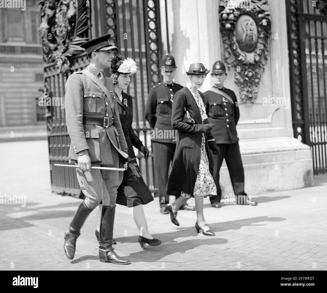 Investiture at Buckingham Palace . Captain Anthony Head , Life Guards ...