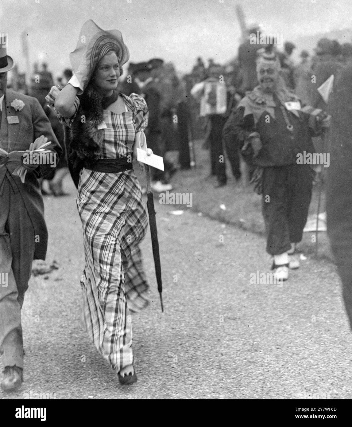 Ladies fashion at the Royal Ascot race meeting . Lady Inchcape . 1934 ...
